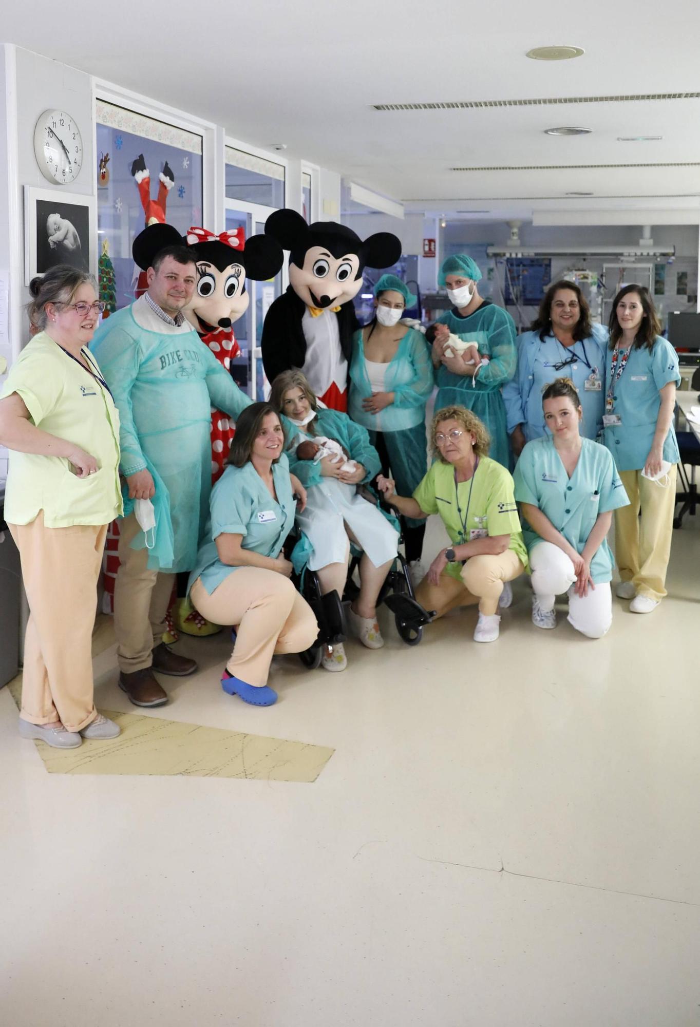 Mickey y Minnie Mouse visitan a los niños del Hospital de Cabueñes (en ...