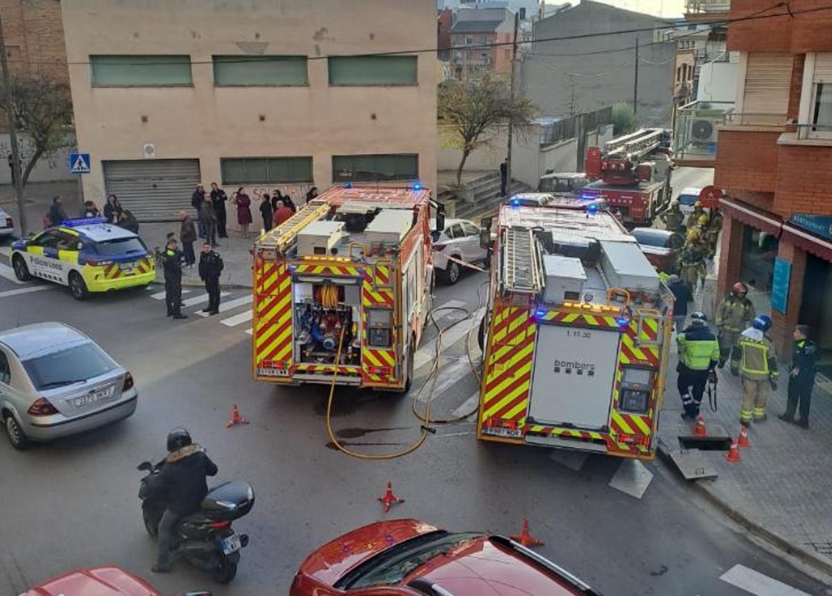 Desplegament dels Bombers al carrer Sant Jaume de Manresa per una ...