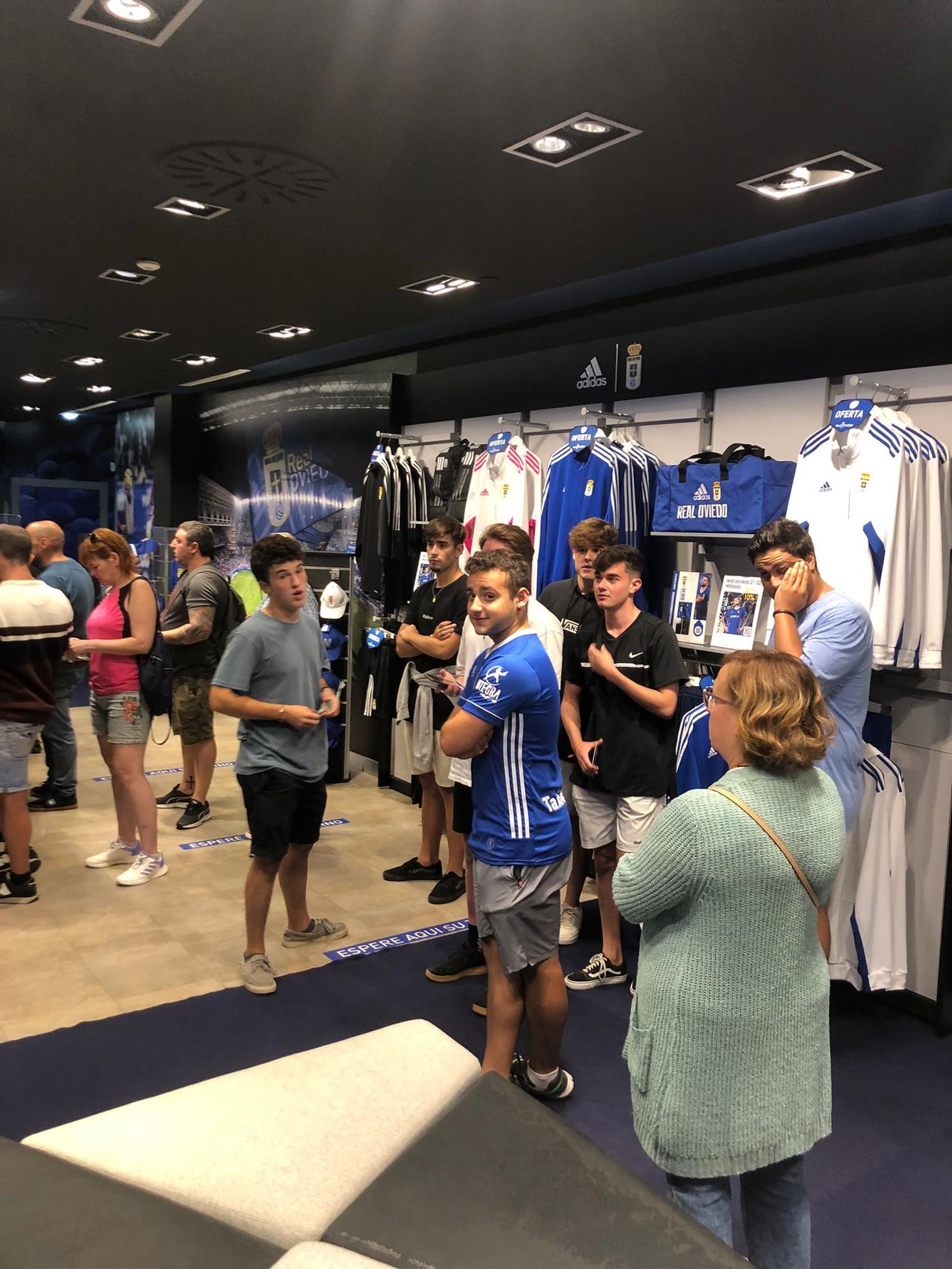 En imágenes: La afición del Oviedo llena Caveda para adquirir las ...