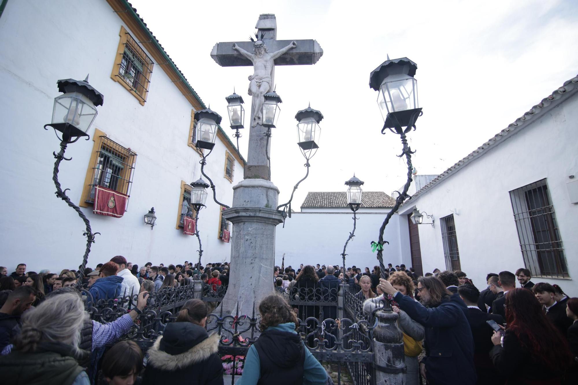 Los cordobeses abarrotan Capuchinos para arropar a Los Dolores - Diario ...