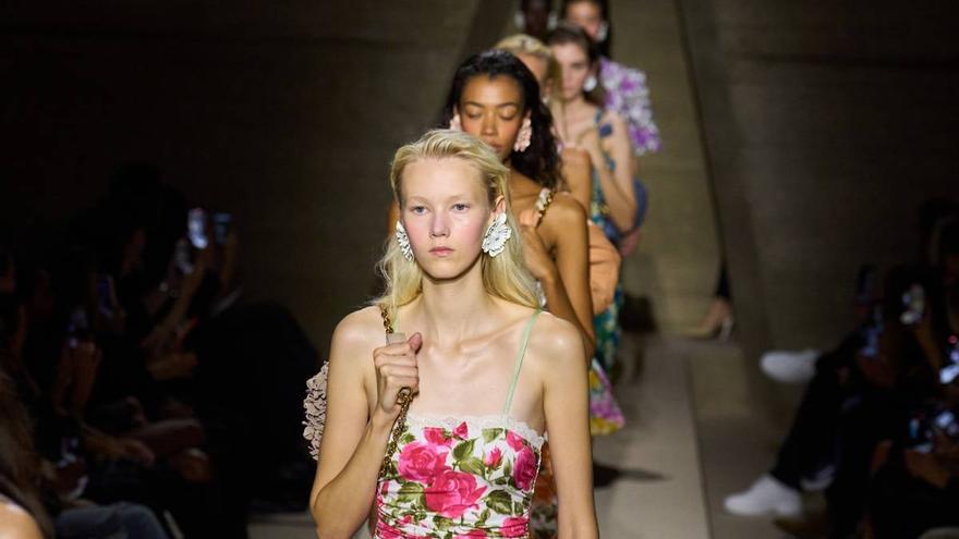 Nuevo en Stradivarius: tops románticos, sandalias cómodas y el regreso ...