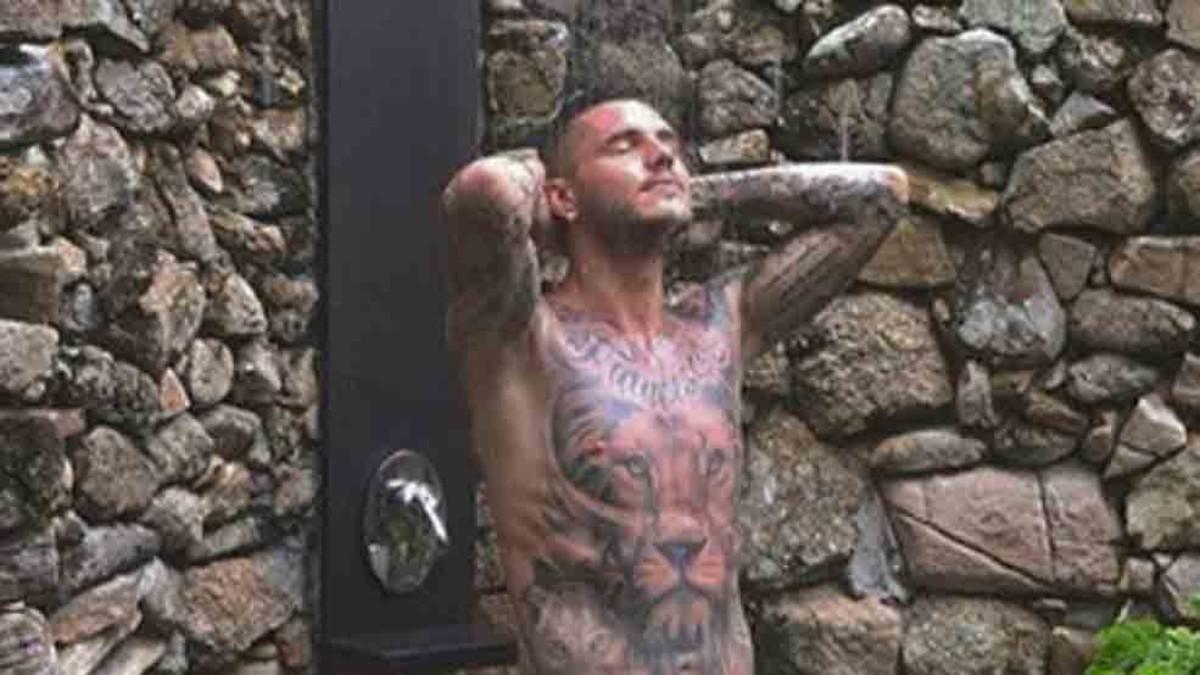 El desnudo integral de Mauro Icardi en la ducha