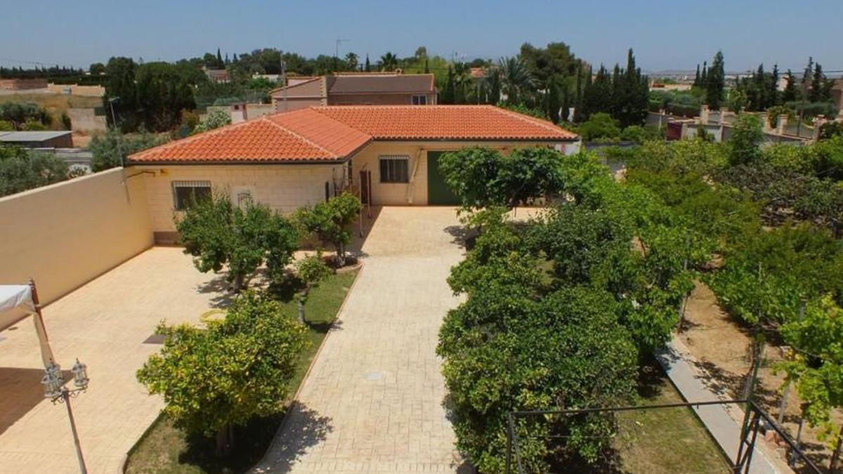 Chollazo en El Altet: enorme chalet cerca del mar por menos de 350.000 ...