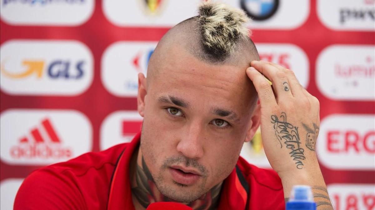 Nainggolan carga contra Robert Martínez