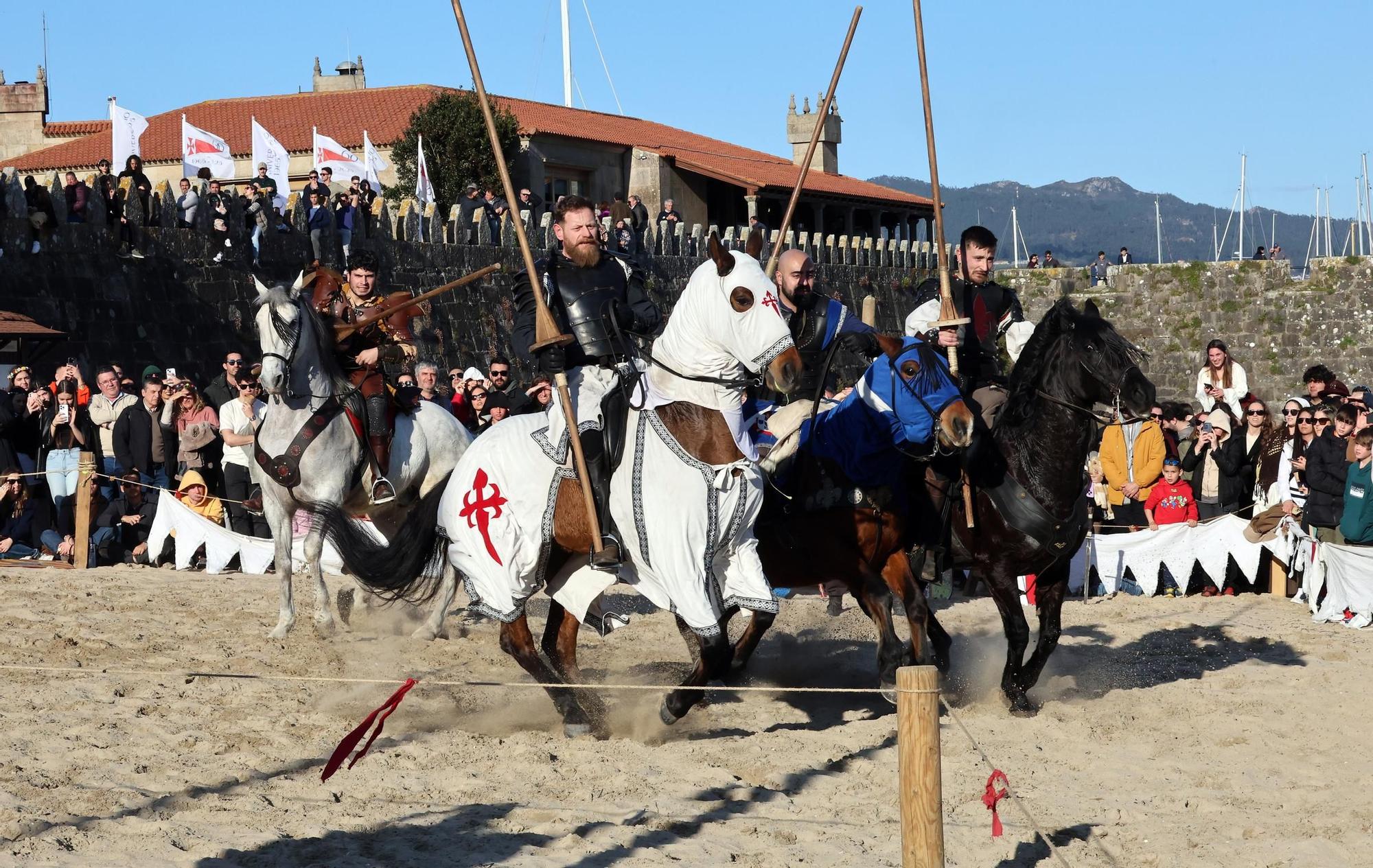 Miles de personas reviven la Arribada de Baiona