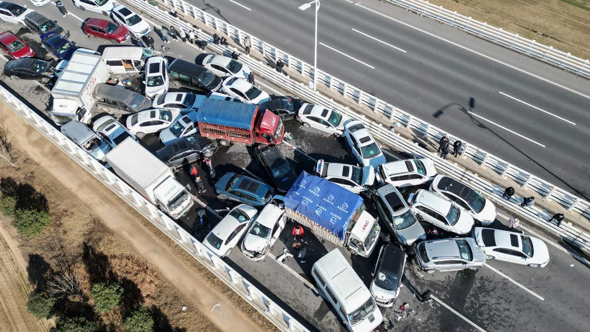 Vídeo | La niebla causa la colisión en cadena de más de 200 coches en ...