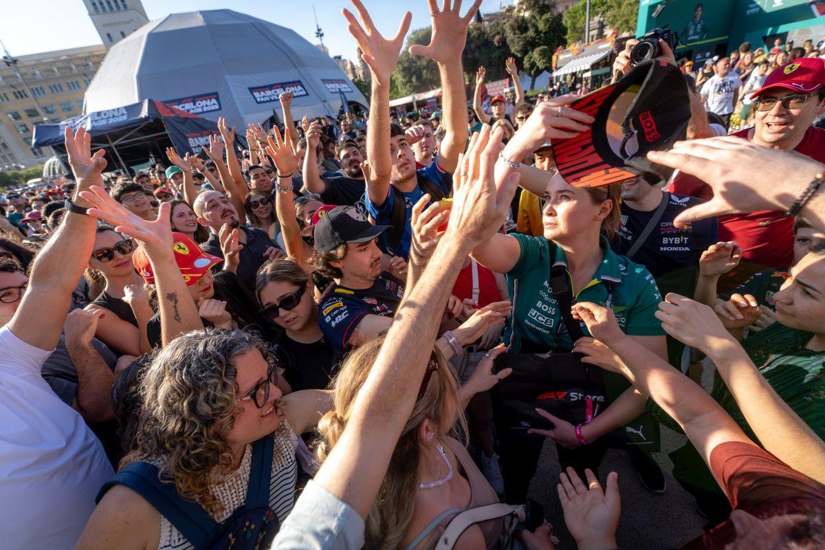 Una multitud se acerca a la Fan Zone de F1 Plaza Catalunya