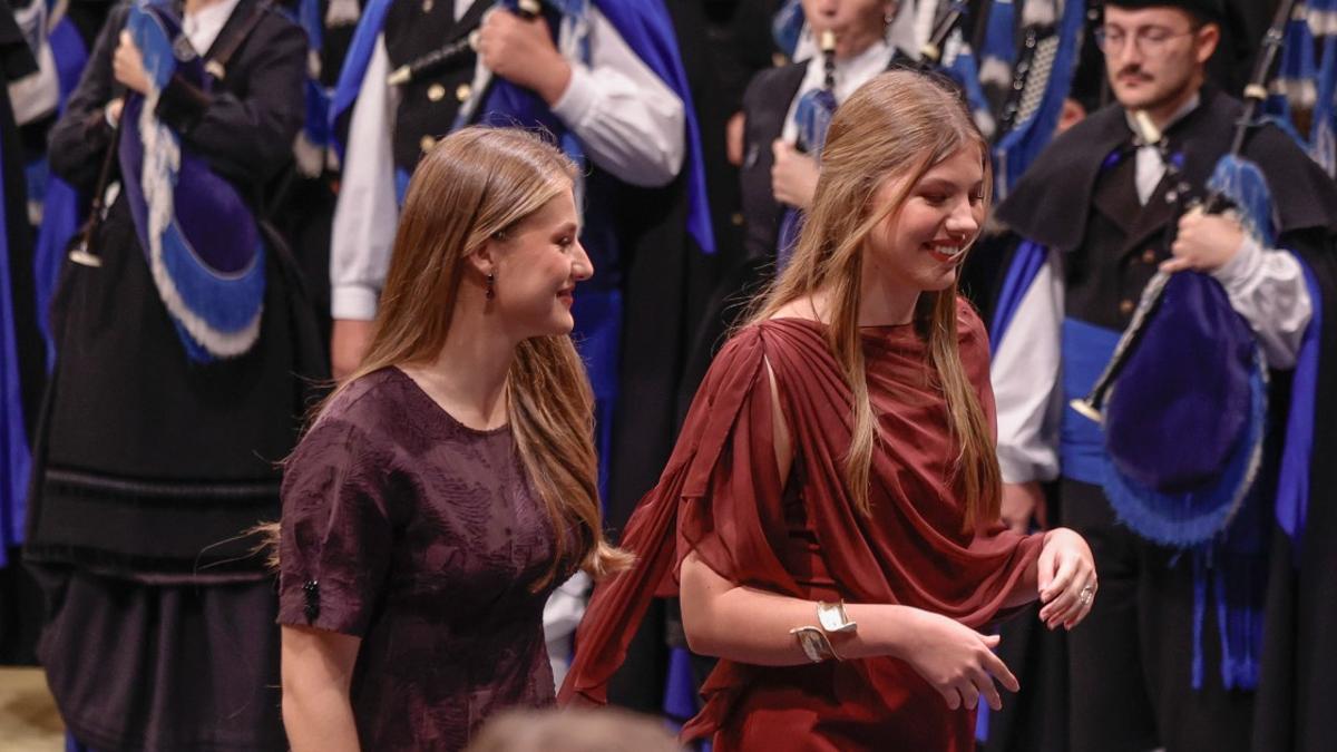 LEONOR Y SOFÍA COMPLICIDAD PREMIOS PRINCESA | La princesa Leonor y una ...