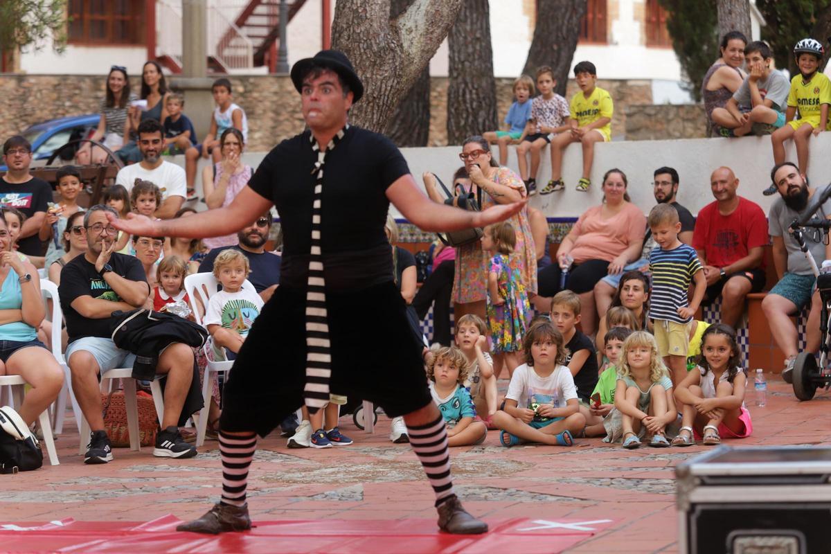 Vila-real combate el calor con un espectáculo de circo en el Termet