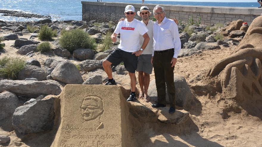 Una escultura de arena para Schumacher ante el Faro