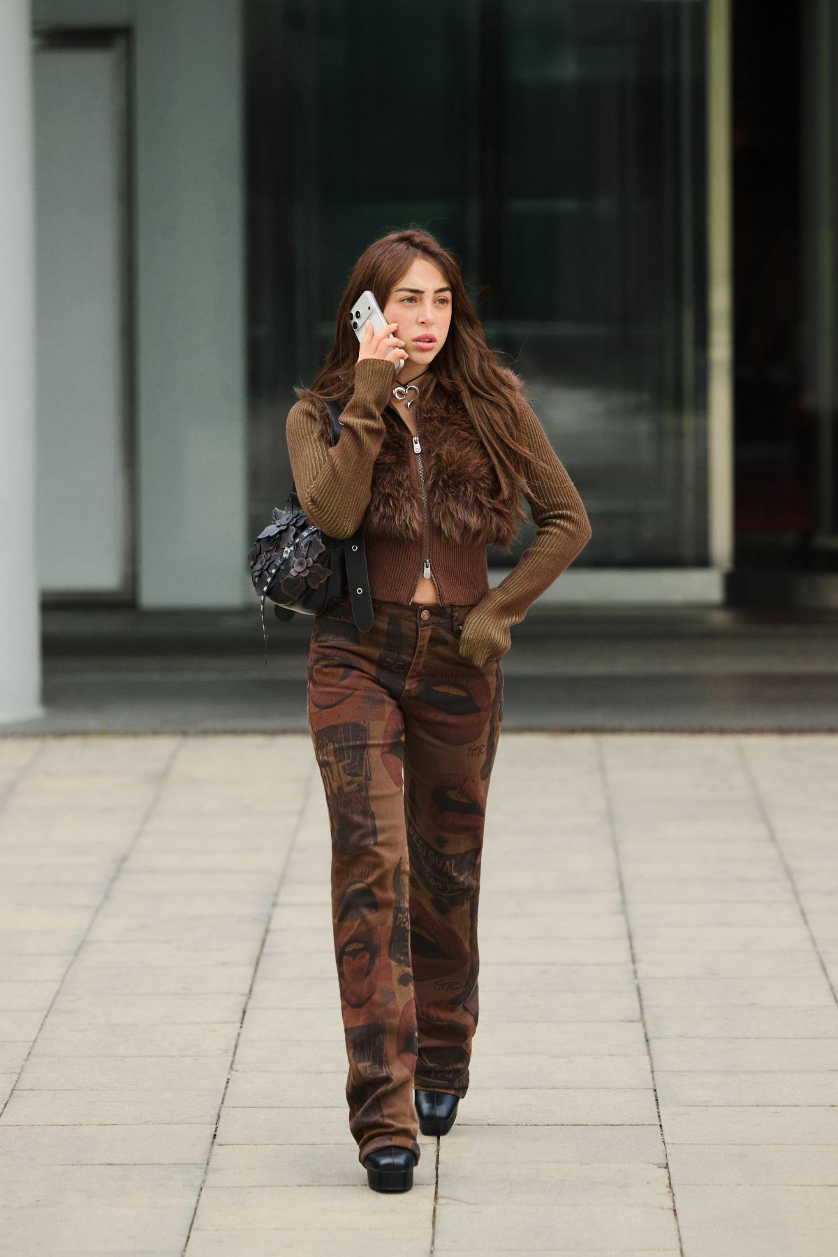 Chaqueta de pelito y pantalones estampados: Nicki Nicole marca ...