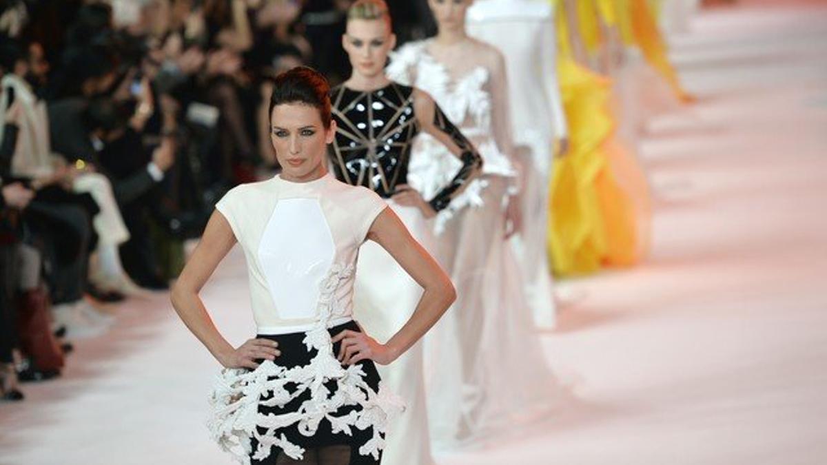 Nieves Álvarez desfila para Stéphane Rolland en la semana de la moda