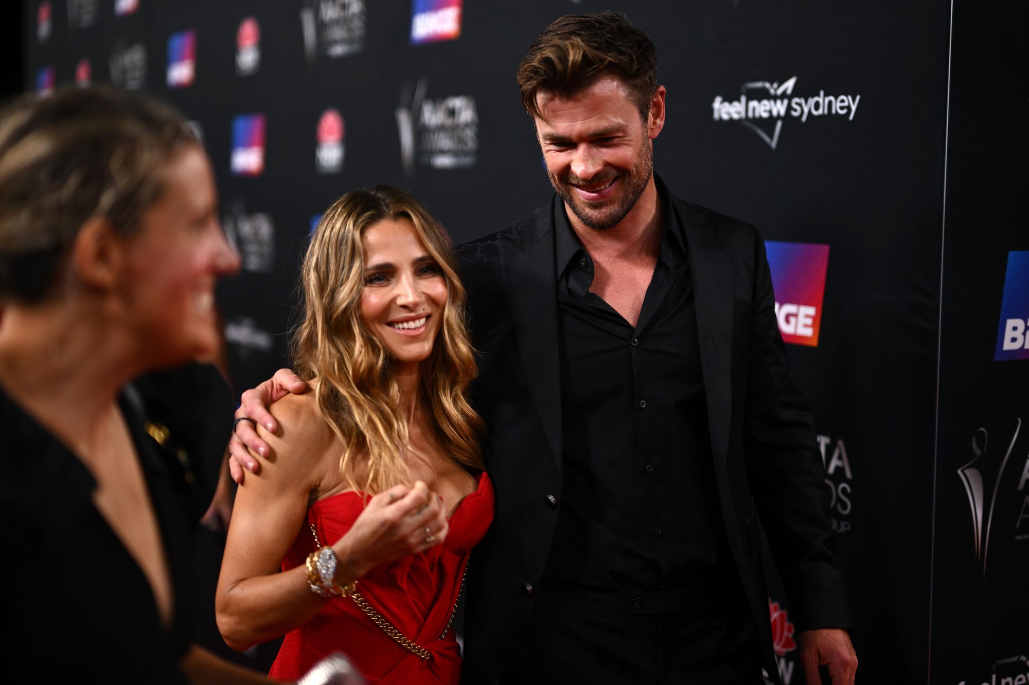Elsa Pataky escoge un atrevido escote y cadenas para los premios AACTA