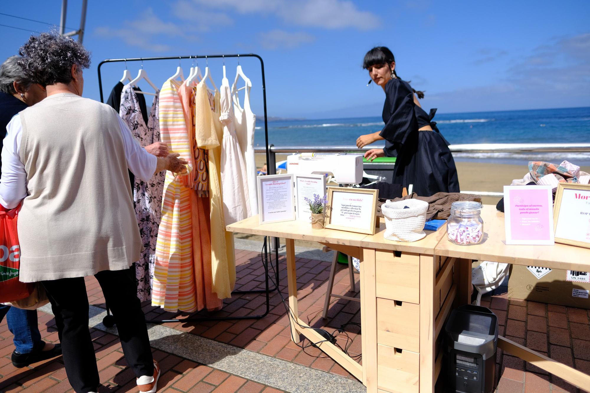 La diseñadora Gloria Mangolini cose con su máquina en Las Canteras
