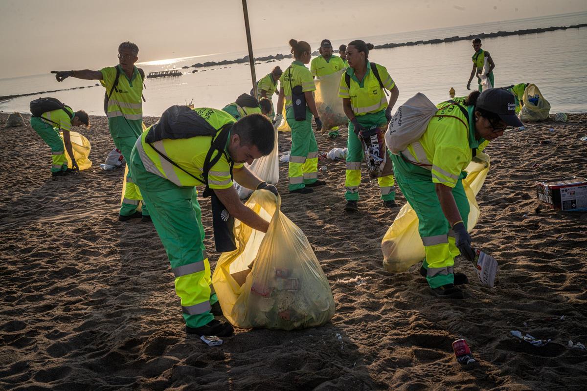Desalojo y limpieza de las playas de Barcelona tras la verbena de Sant ...