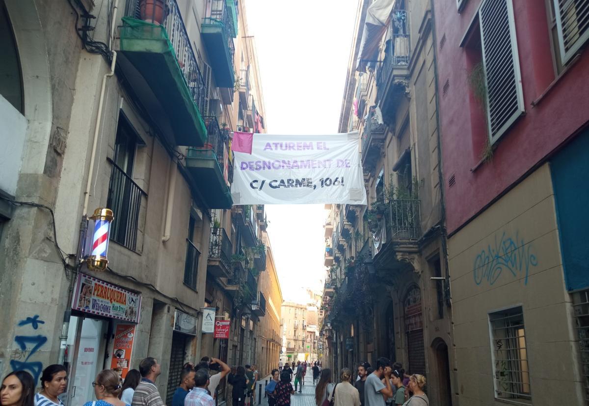 Activistas y vecinos paran el desahucio a tres jóvenes de un inmueble ...