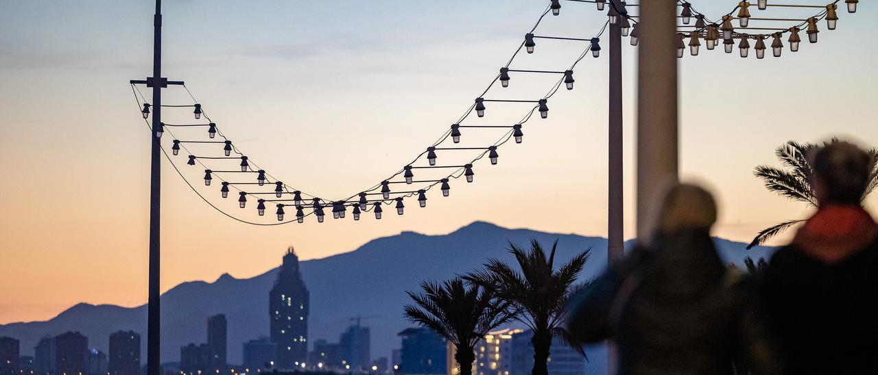 Benidorm inicia la renovación su emblemática catenaria del Paseo de ...