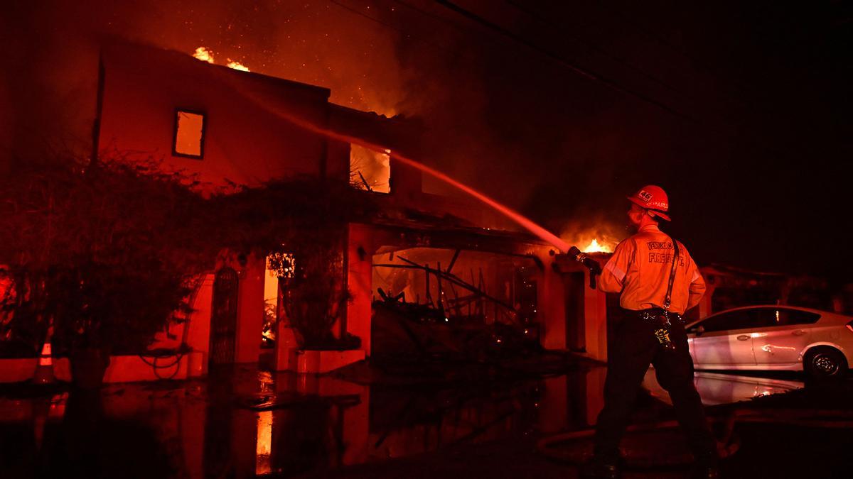 Estalla en las montañas de Hollywood el sexto incendio que arde en Los ...