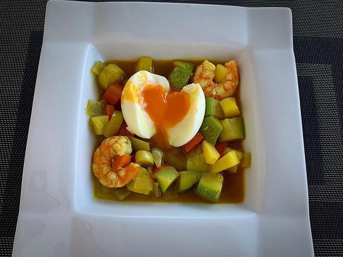 GASTRONOMÍA: Vídeoreceta: Huevos mollet, verduras y langostinos
