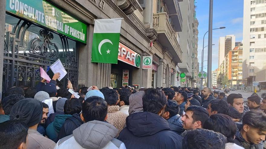 Colas en la consulado de Pakistán en Barcelona para conseguir ...
