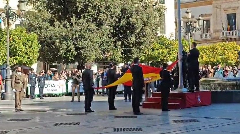 Izado de la bandera nacional en Las Tendillas, en imágenes - Diario Córdoba