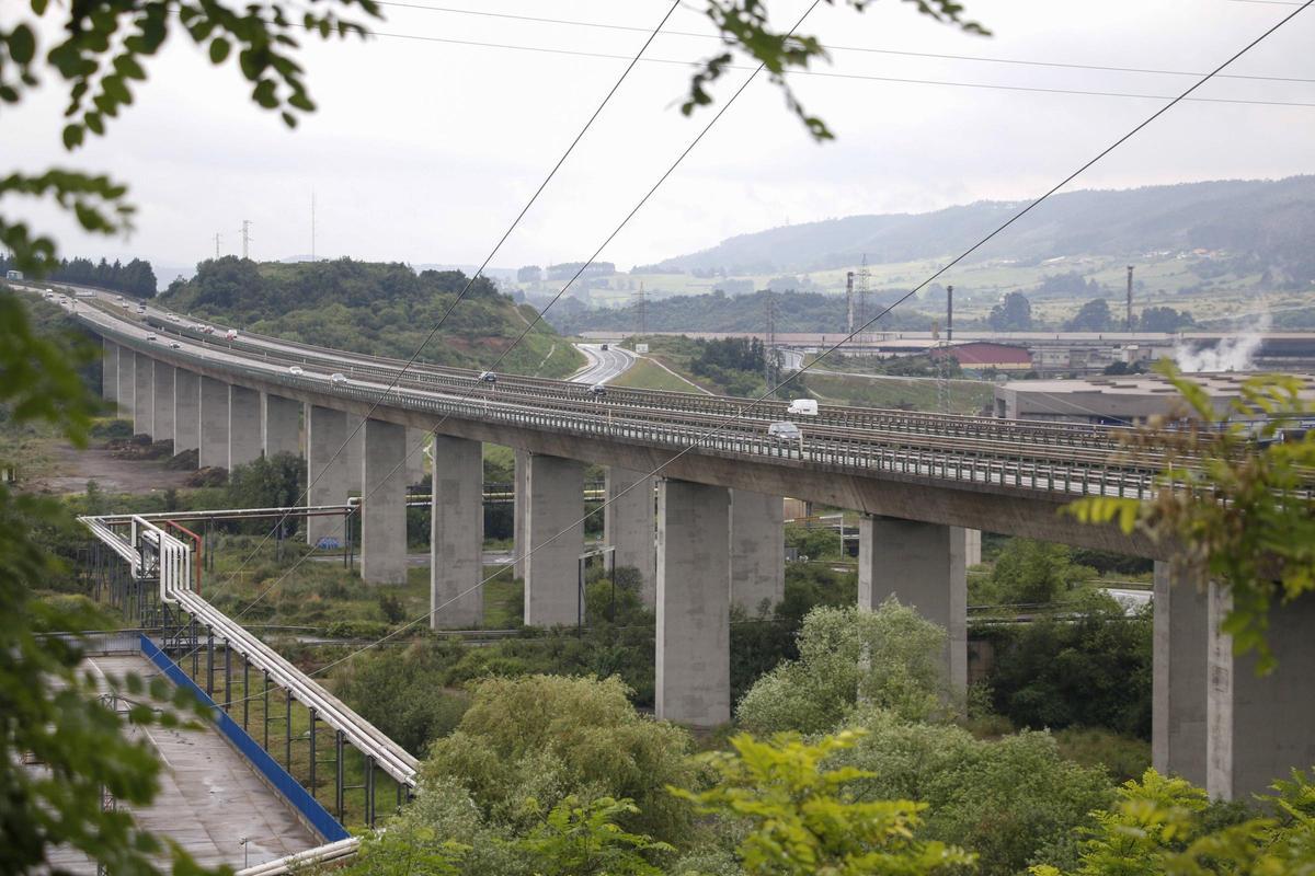 Intervención en el viaducto de Somonte tras precipitarse una mujer