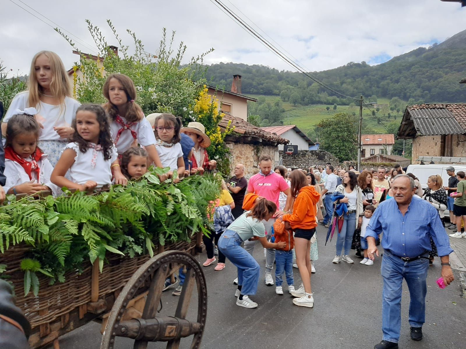 Benia de Onís se va la hierba: todas las imágenes de la Fiesta del ...