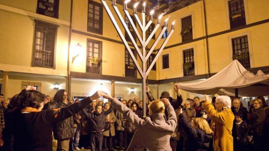 Los judíos celebraron la Januca en la plaza del Fontán con el encendido ...