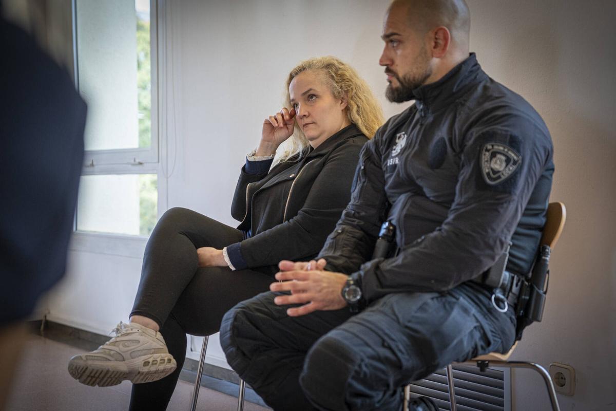El emotivo encuentro de una madre y el policía de Santa Coloma que ...