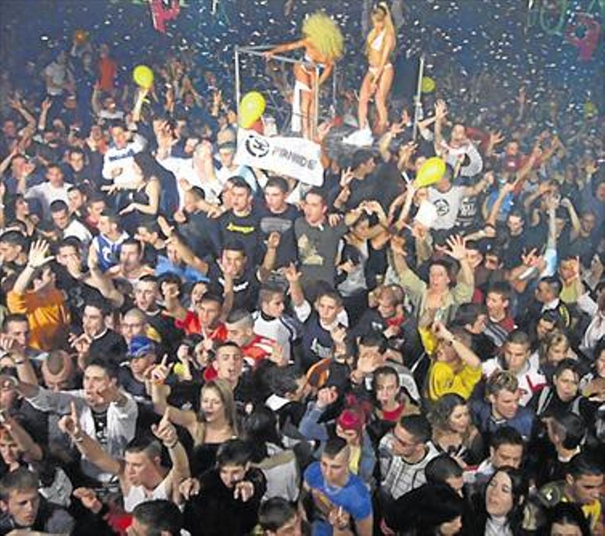 Aniversario en Pirámide La discoteca de Cabanes cumple 16 años y los ...
