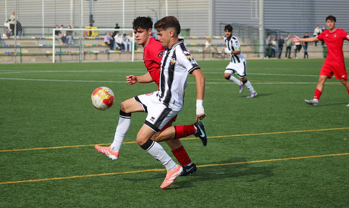 Antonio Guerra, autor de tres goles, intenta superar a un adversario ...