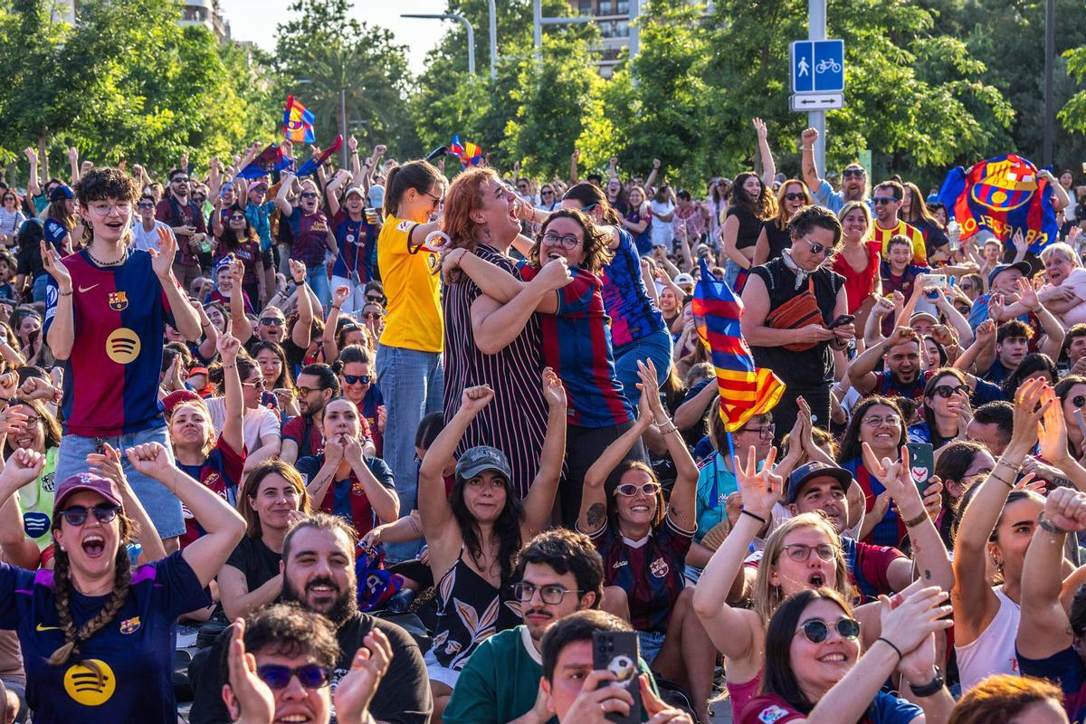 La afición del F.C.Barcelona celebra la cuarta Champions de su historia ...