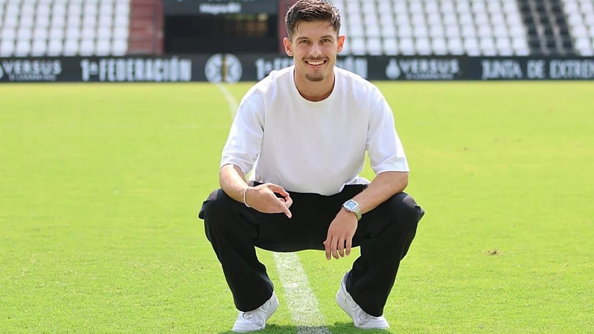 Fútbol | Primera renovación: el medio albanés Benny Dibrani