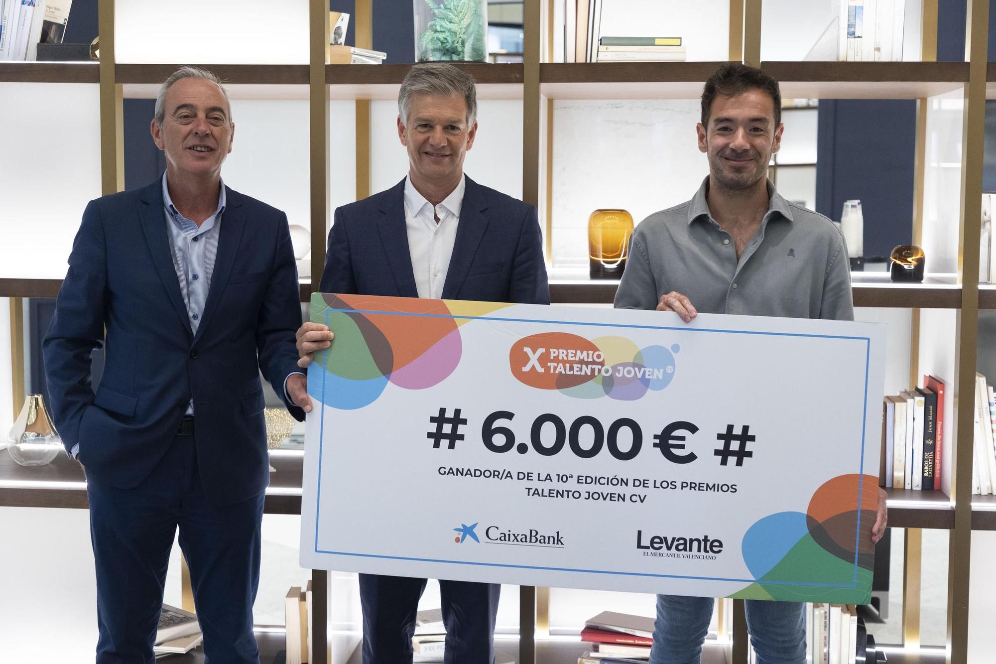 Entrega del cheque a los ganadores de la X edición de los premios ...