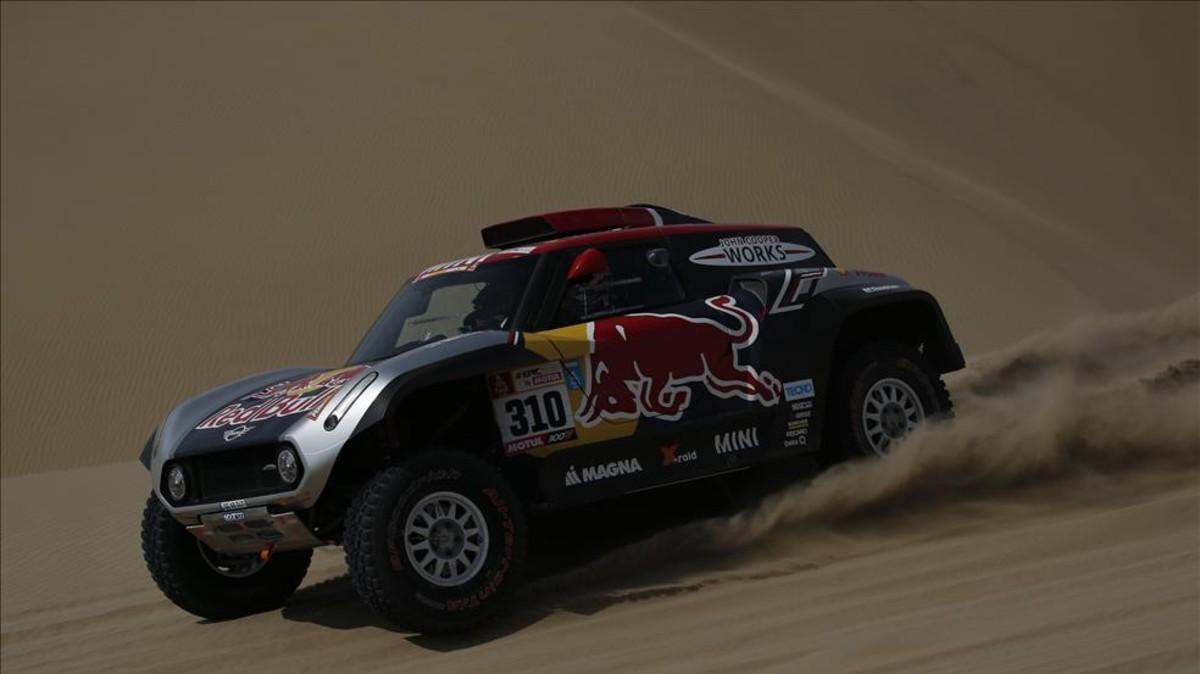 El estadounidense Menzies destroza su coche en un accidente