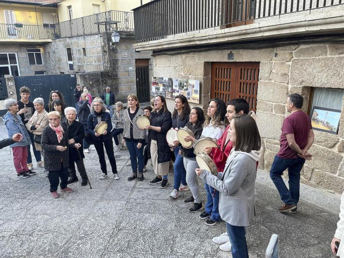 Seixalbo homenajea los orígenes y la labor del grupo de baile Castro Floxo