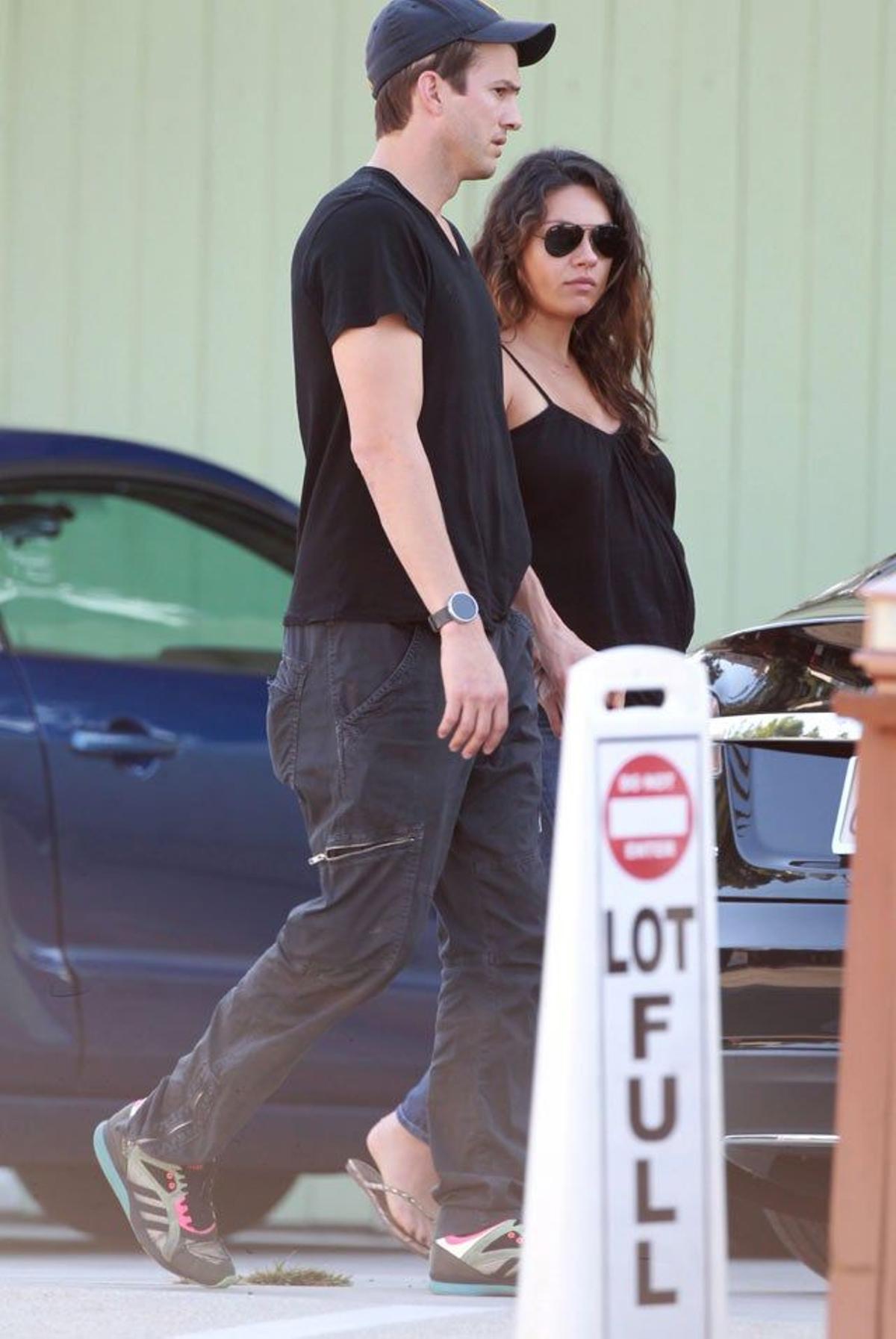 Ashton Kutcher y Mila Kunis, de paseo con mala cara - Cuore