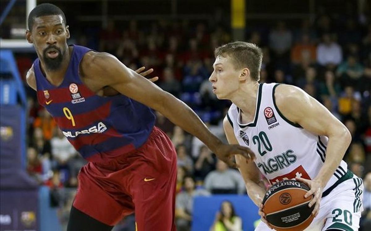 Shane Lawal, con problemas en la rodilla, duda para medirse al Sevilla