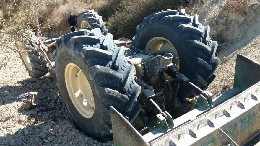 Muere un hombre de 80 años al volcar su tractor en Orihuela