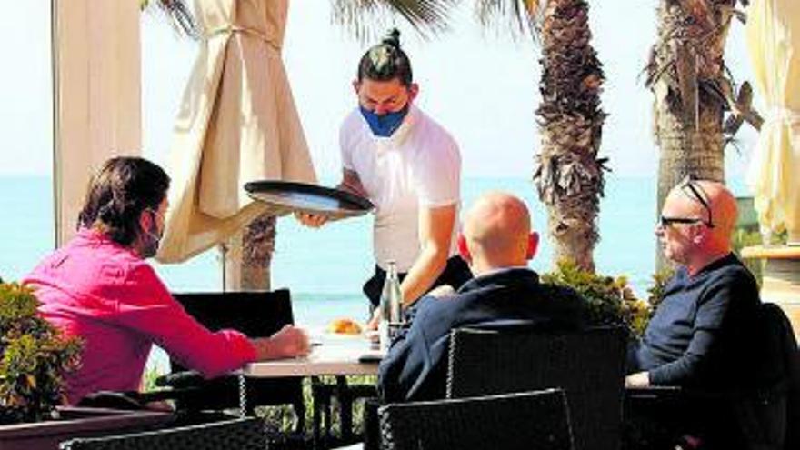 Els cambrers són 2.000 euros a l’any més pobres des de la crisi del totxo