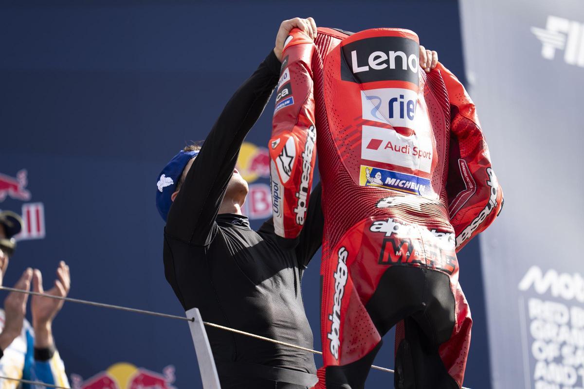 Márquez celebra 'a lo Messi' la victoria que (casi) le proporciona su ...