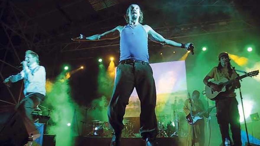 Macaco canta a la naturaleza