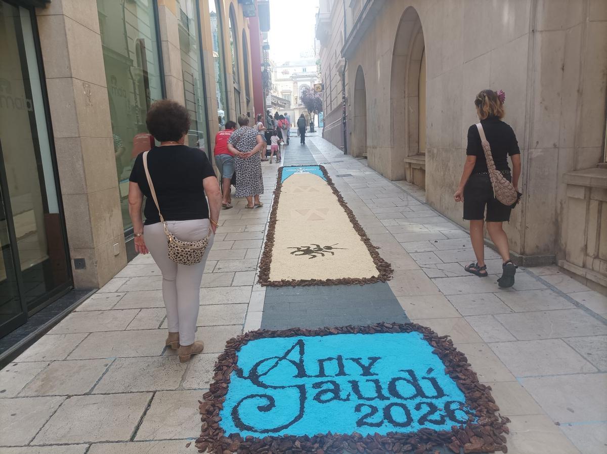 Les catifes de Corpus omplen de color l'entorn de Sant Pere de Figueres