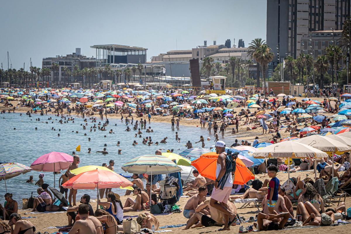 Las playas de Barcelona se llenan con el aumento de las temperaturas