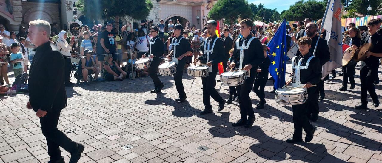 La banda jove de la Unión Musical de Mislata toca en Disney - Levante-EMV