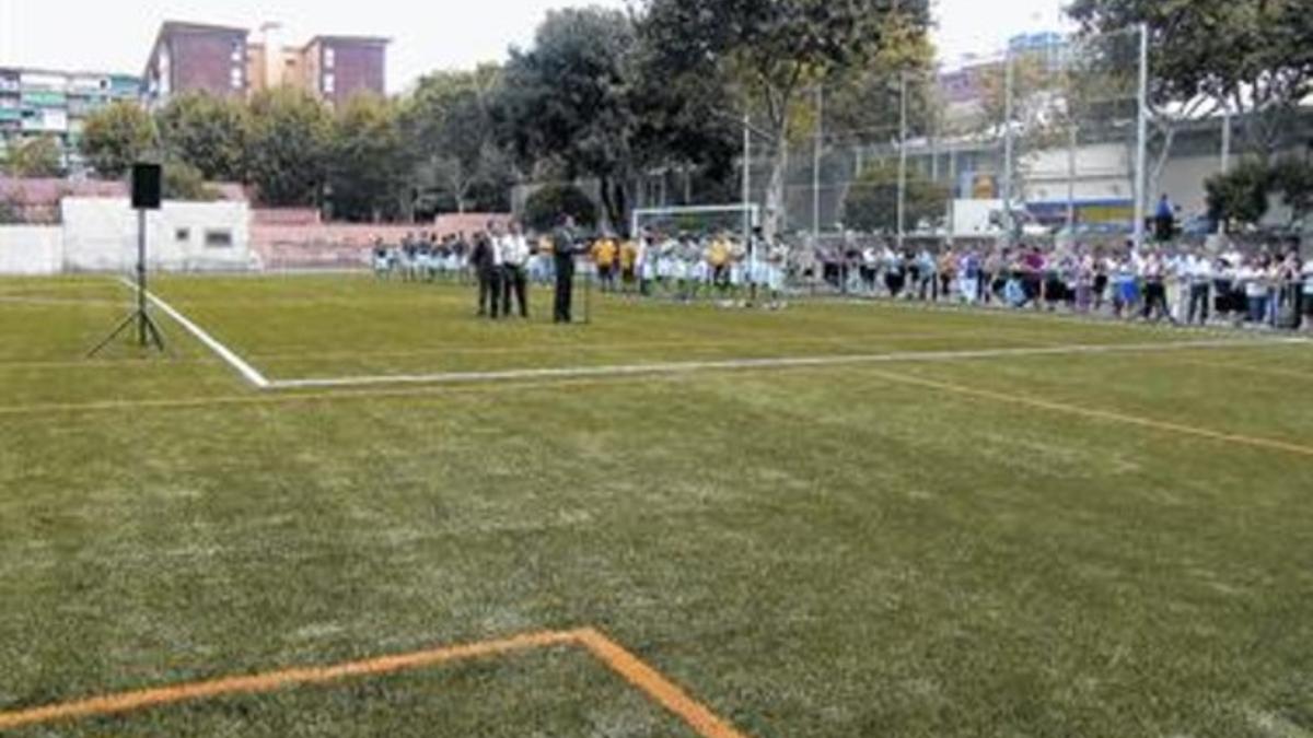 El césped artificial llega a los campos de fútbol de Sant Martí