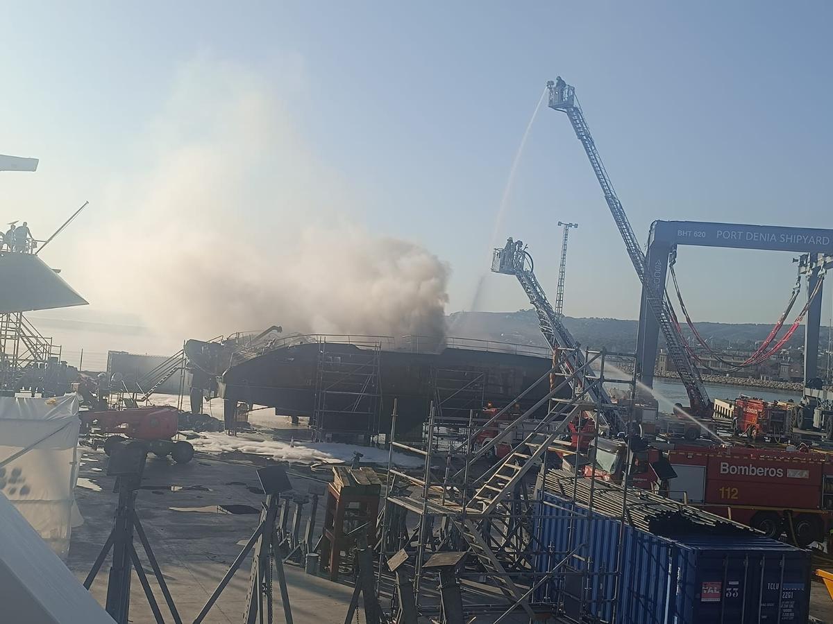 Arde un catamarán de lujo en Dénia