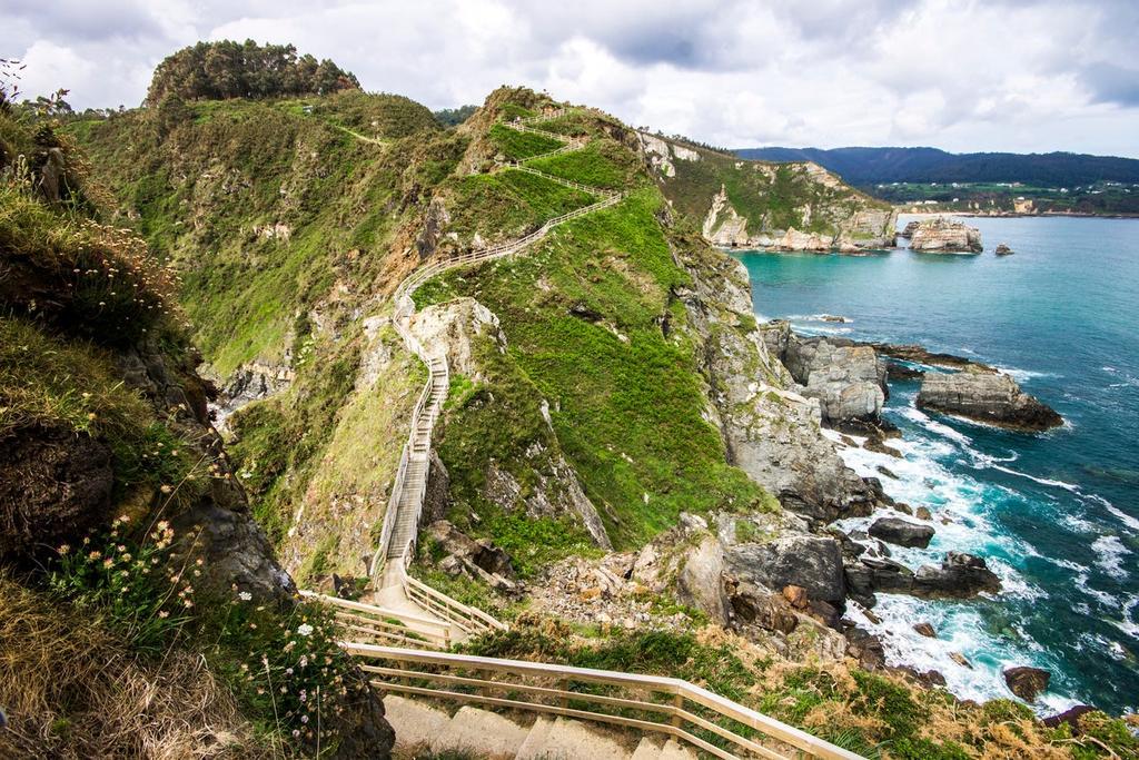 Por las pasarelas frente al mar de Fuciño do Porco, el «Gaztelugatxe ...