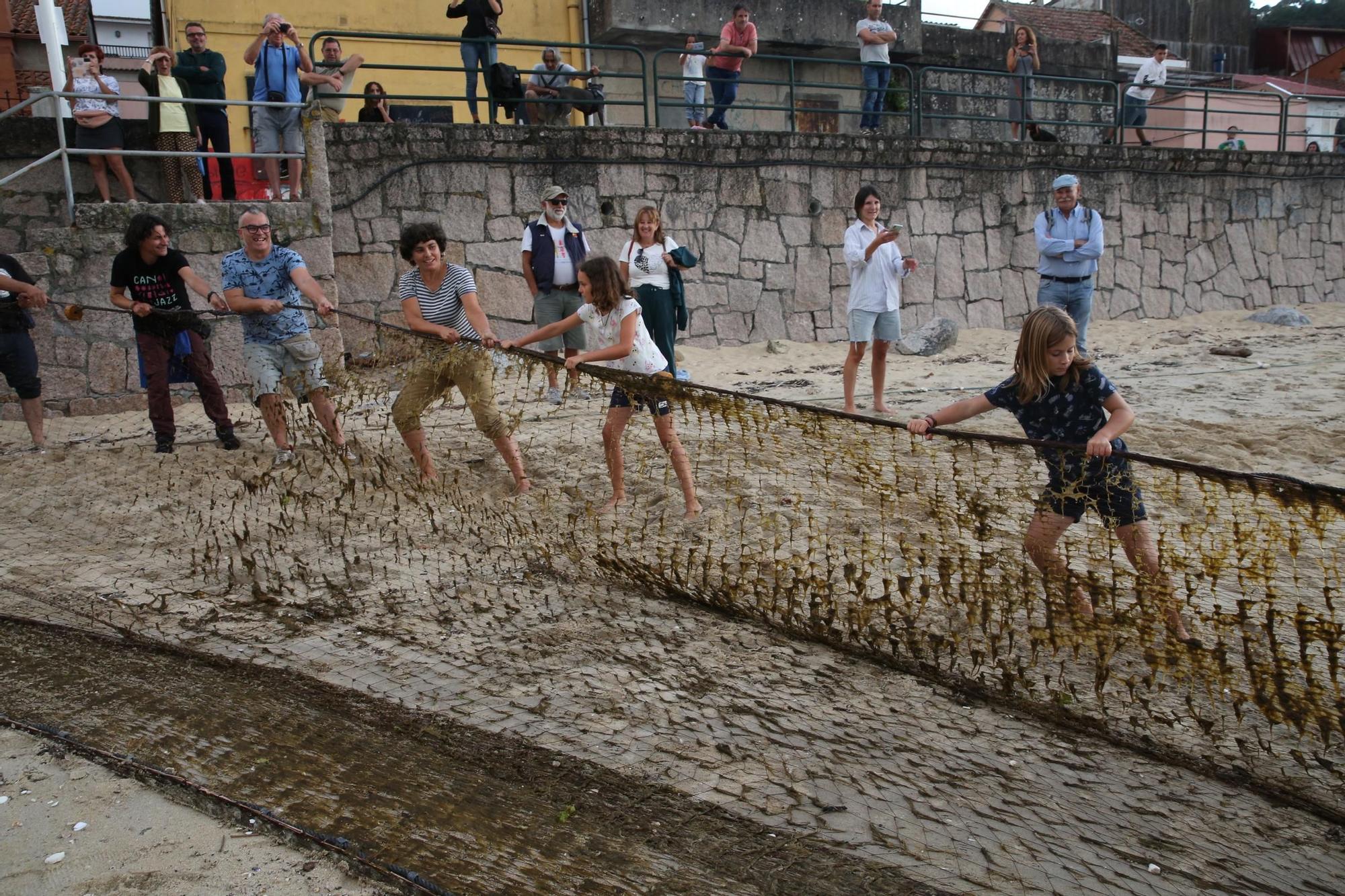 Una rapeta en la playa de Banda do Río. II Xornadas Bueu Vive o Mar