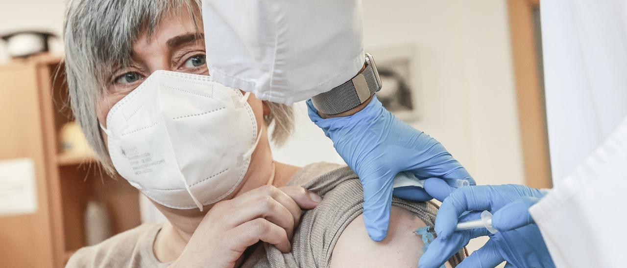 La cuarta dosis de la vacuna contra la covid llega a Asturias: "Nos va a permitir no volver a ...